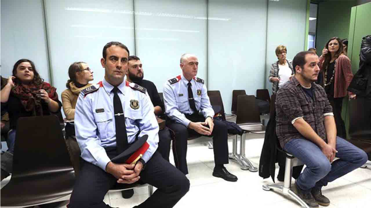 Condenado un Mosso a 2 años y 4 meses de prisión por pegar a ...