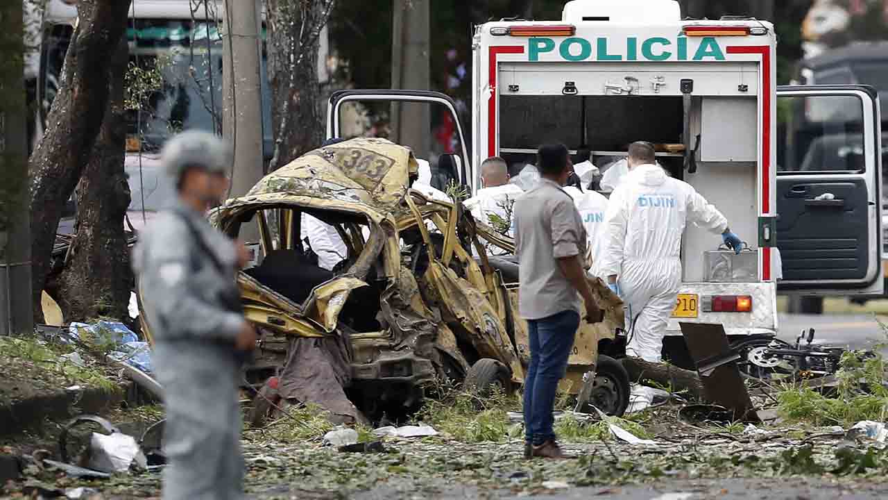 Ola de violencia en Colombia: dos atentados dejan al menos 18 muertos y ...